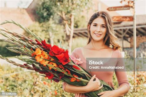 글라디올루스 꽃다발을 들고 여름 정원에서 젊은 아름다운 여성의 야외 초상화 글라디올러스에 대한 스톡 사진 및 기타 이미지 글라디올러스 감정 귀여운 Istock