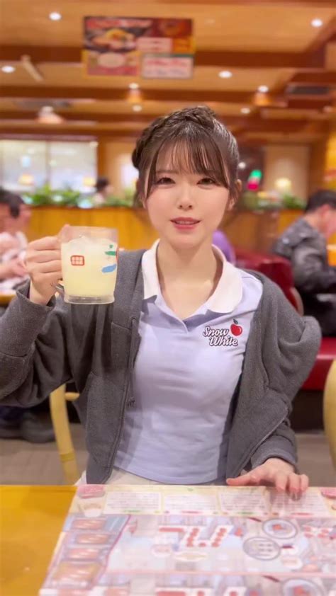 건배하는 귀여운 처자