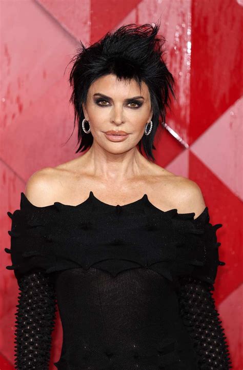 Lisa Rinna Poses Completely Nude To Ring In The New Year Us Weekly