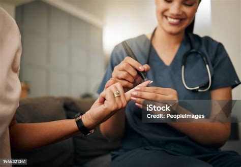 의사 당뇨병 또는 노인 여성의 줌은 혈당 측정기로 혈액 검사 설탕 또는 의료 검사로 손을 잡습니다 건강 관리 건강 간호사 또는 당뇨병 여성 거실에서 포도당 건강에 대한