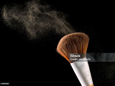 검은 배경에 화장품 메이크업 브러쉬 플래시 폭발 스플래시 파우더 섀도 홍당무 개념에 대한 스톡 사진 및 기타 이미지 개념 개인 장식품 검은색 Istock