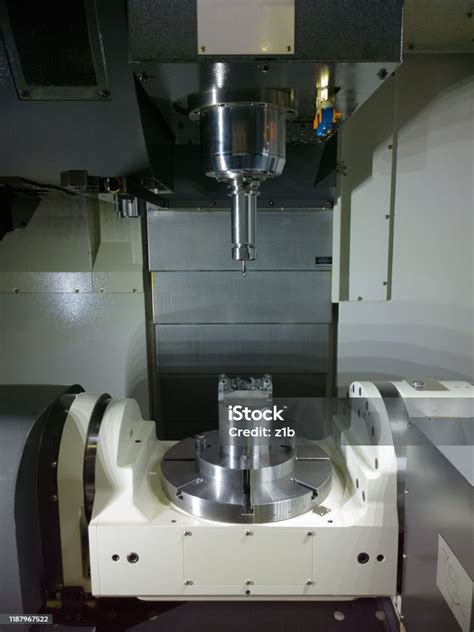 주식 변경을 기다리는 5 축 컴퓨터 수치 제어 Cnc 기계 5에 대한 스톡 사진 및 기타 이미지 5 Cnc 장치 강철