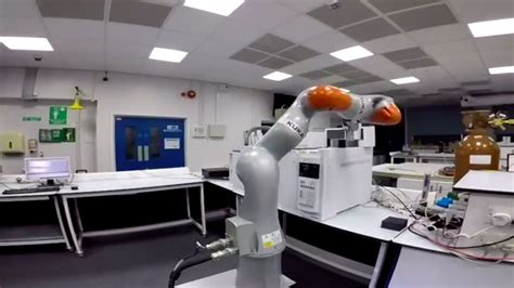 Robot Lab Assistant Runs Its Own Experiments
