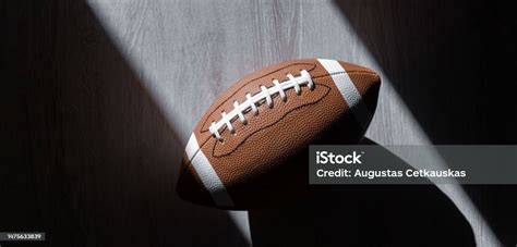 회색 나무 배경에 미식 축구 가죽 공입니다 평면도 게임 장비 수평 스포츠 테마 포스터 인사말 카드 헤더 웹 사이트 및 응용 프로그램 0명에 대한 스톡 사진 및 기타 이미지