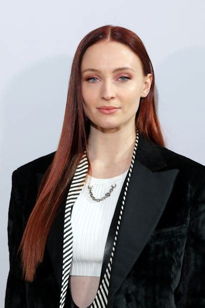 Sophie Turners Dark Red Hair Is A Dramatic Return To Her Signature Color