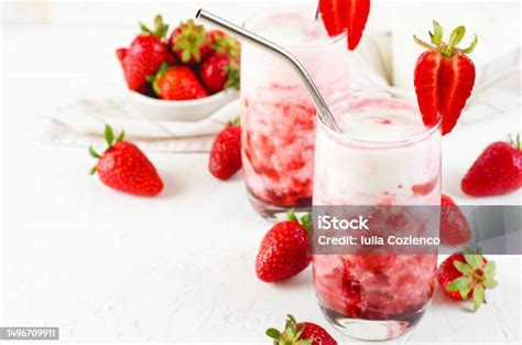 한국 딸기 우유 퓌레로 만든 신선한 딸기를 곁들인 딸기 밀크쉐이크 밝은 배경에 상쾌한 음료 0명에 대한 스톡 사진 및 기타 이미지 Istock