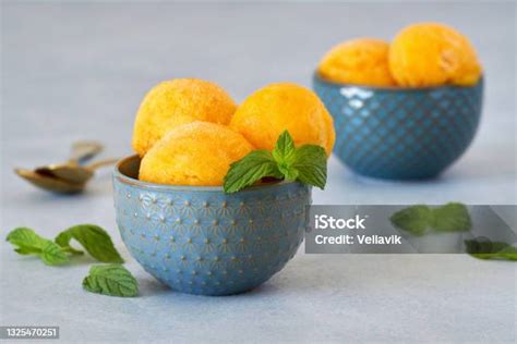 파란색 세라믹 그릇에 노란색 아이스크림 셔벗 근접 촬영 망고에 대한 스톡 사진 및 기타 이미지 망고 망고 아이스크림 아이스크림 Istock