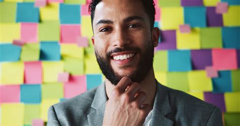 미소 계획 및 프로젝트 관리 개발 및 창조적 인 사업가의 초상화 스티커 메모 작업 및 일정 의제 및 달력에 대한 사람과 벽 배경이 있는 무드보드 25 29세에 대한 스톡