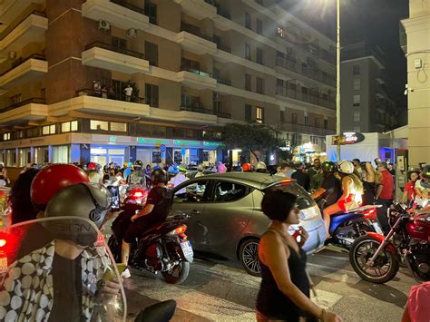 Tenta Di Scippare Una Donna Ma Il Marito Lo Blocca E Lo Fa Arrestare