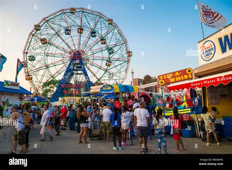 New York City July 2017 Thrill Seekers Crowd The Colorful Amusement