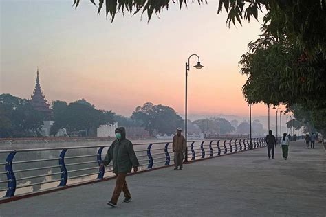 Rfa Burmese မန္တလေးကျုံးဘေး မနက်ခင်း လမ်းလျှောက်ကြသူများ