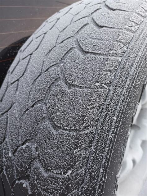 감기 겨울 견인 계절 고무 교통 구조 그루브 그립 꽁꽁 언 날 것 날씨 눈 도로 동그라미 디테일 몹시 추운 바퀴 밟다 서리 수송 아시아