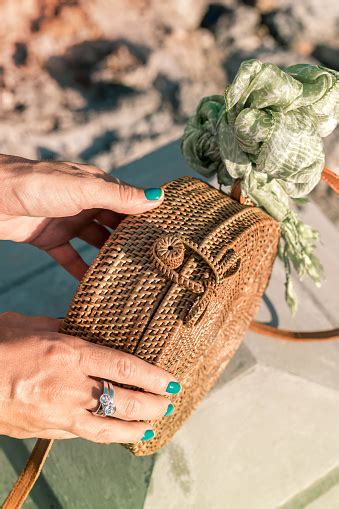 밖에 서 유행 세련 된 등나무 가방 실크 스카프와 여자 핸드 발리 인도네시아의 열 대 섬입니다 등나무 핸드백 및 실크 스카프