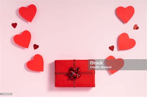 발렌타인 데이 구성 파스텔 핑크 배경에 선물 상자에서 불고 빨간 마음 러브 메시지 레터 선물 컨셉 플랫 레이 상단 보기 위에서 2월에 대한 스톡 사진 및 기타 이미지