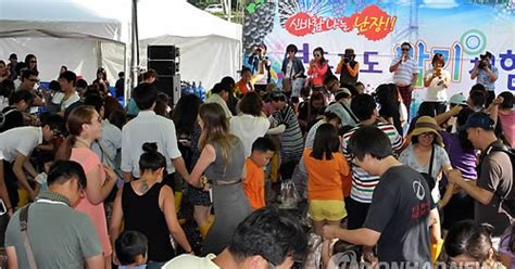 즐겁게 포도를 밟아요