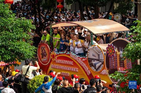 퍼레이드하는 쌍둥이들中 윈난성 모장 ‘국제 쌍둥이 페스티벌 2