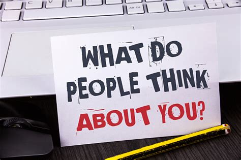 무엇을 사람들 생각에 대해 당신이 질문을 보여주는 텍스트 기호 개념 사진이 다른 나무 테이블 연필 Laoptop 마우스에 화이트 스티커 메모 용지에 당신을 판단 하는 방법