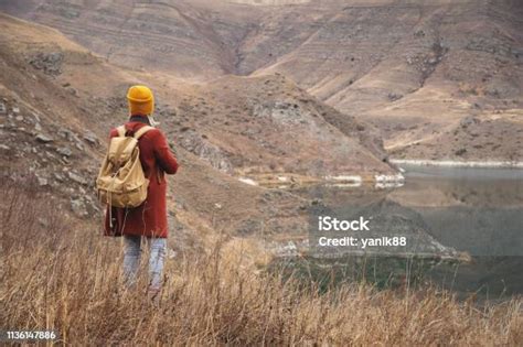 가을 이나 초 봄에 산에 있는 호수의 배경에 소녀 여행자의 뒤쪽에서 초상화 여행 컨셉 가을에 대한 스톡 사진 및 기타 이미지 가을 걷기 경관 Istock