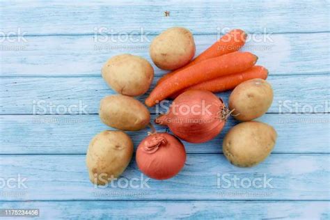 파란색 나무 테이블 배경에 감자 갈색 양파와 당근 요리 재료 수확 0명에 대한 스톡 사진 및 기타 이미지 0명 갈색 감자