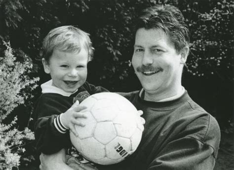 Foto Arno Van Haren Met Zoon Willem Te Oeffelt Van Medio 1993 Oozonl