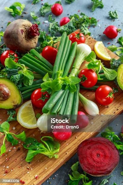 계절 야채 샐러드 빨간 무 토마토 봄 양파 사탕 무 레몬 아보카도 오크 절단 보드 바다 소금 옥수수와 고추에 대 한 성분 건강한 생활방식에 대한 스톡 사진 및 기타 이미지