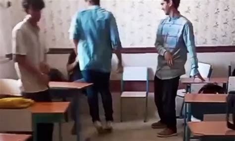 فیلم؛ این دانش آموزان در و‌ پنجره کلاس را خاکشیر کردند مدرسه آنلاین