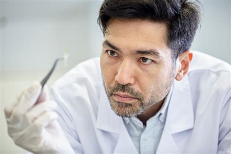 실험실에서 재배 한 식물을 검사하고 핀셋으로 새싹을 들고있는 중년 과학자의 클로즈업 초상화 식품 가공 공장에 대한 스톡 사진 및 기타 이미지 식품 가공 공장 40 44