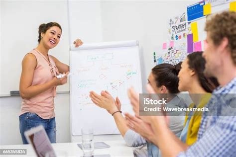 임원 회의실에서 프레 젠 테이 션 하는 동안 그들의 동료를 감사 2 3 살에 대한 스톡 사진 및 기타 이미지 2 3 살 20 24세 귀여운 Istock