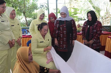 Istri Kajari Bengkulu Tengah Menorehkan Malam Melalui Cantik Di Desa ini - Darah Juang Online
