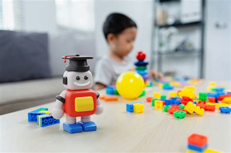 학생의 학습을 위한 Ai 인공 지능 도구의 기술을 의미하는 졸업 모자를 쓴 빨간 Ai 로봇 장난감을 클로즈업합니다 교사 교육 관련 직업에 대한 스톡 사진 및 기타 이미지