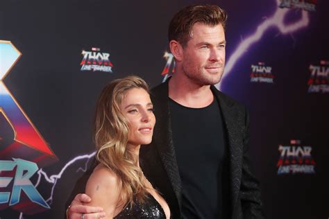 Chris Hemsworth S Wife Dressed As An Elderly Woman For The Most