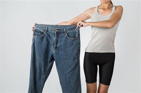 Jovem Asiático Magra Mulher Mostrando Muito Grande Calças Brim
