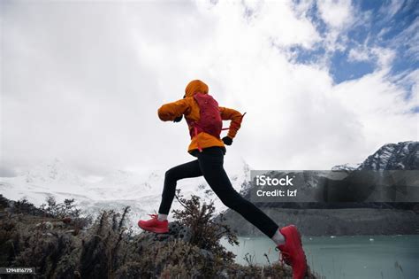 겨울 눈 산 꼭대기까지 실행 여자 트레일 러너 크로스 컨트리 Track And Field Event에 대한 스톡 사진 및 기타 이미지 Track And Field
