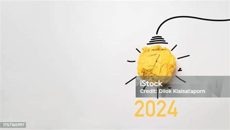 2024년 흰색 배경에 가상 전구를 위한 노란색 스크랩 종이 공은 새해 개념에서 창의적 사고 혁신 및 문제 해결을 위한 것입니다