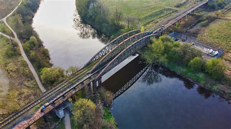 리버 에어 캐슬포드 웨스트 요크셔 잉글랜드 영국을 가로지르는 폐기된 철철도 교량 0명에 대한 스톡 사진 및 기타 이미지 0명