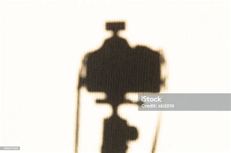 텍스트복사 공간이 있는 벽의 사진 카메라 그림자입니다 삼각대에 비디오 카메라 사진작가 비디오 그래퍼를 위한 컨셉 블로거 동영상