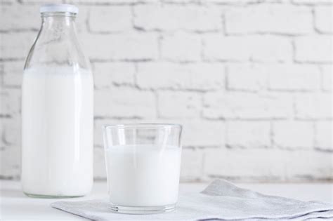 유기 Probiotic 우유 Kefir 음료 또는 유리 용기에 요구르트 흰색 회색 배경에 장 건강 프로바이오틱 콜드 발효 유제품 음료 트렌디 한 음식과 음료 복사 공간