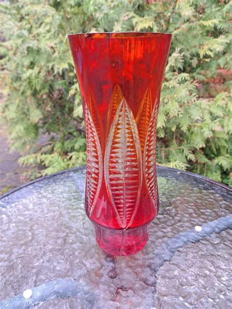 Rubīna Krāsas Stikla Vāze Ar Paprdi Strijas Stikla Rūpnīca Ukraina