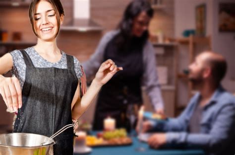 ცოლი მთელი დღე საჭმელს ამზადებდა საღამოს კი ვახშამზე ქმარმა უთხრა შენ ბევრს ნუ ჭამ გამხდარი