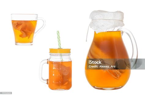 유리 용기와 항아리에 집에서 만든 발효 음료 콤부차 흰색 배경에 격리 0명에 대한 스톡 사진 및 기타 이미지 0명 가득 찬