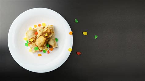 얇은 팬케이크는 검은 색 배경에 색칠 한 설탕과일이 가득한 흰색 접시에 놓여 있습니다 0명에 대한 스톡 사진 및 기타 이미지 0명 귀여운 미식가 Istock