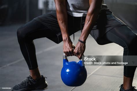 강한 성인 흑인 남자 스윙 Kettlebell 크로스 핏 운동과 신체 강도와 회사 팔 근육과 좋은 신체 건강에 대 한 운동 피트 니스 체육관 의 내부 역도 건강한 생활방식에