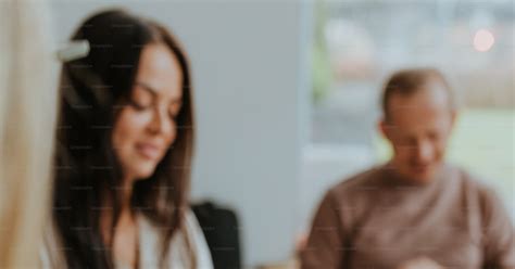 신문을 읽는 여자 사진 Unsplash의 독서 이미지