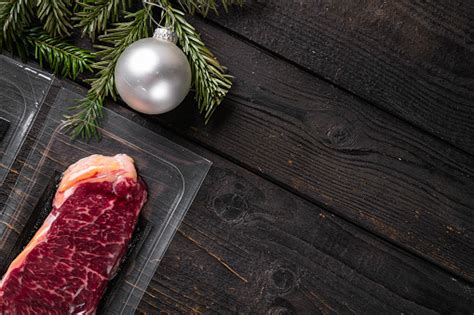 진공 포장 뉴욕 스테이크 크리스마스 트리 검은 나무 테이블 배경에 상단 보기 평면 누워 텍스트복사 공간 0명에 대한 스톡 사진 및 기타 이미지 Istock