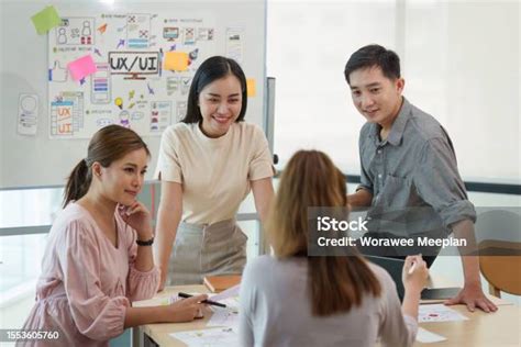 젊은 개발자와 Ui 디자이너가 인터페이스 와이어프레임 디자인을 브레인스토밍합니다 크리에이티브 디지털 개발 에이전시 Brand