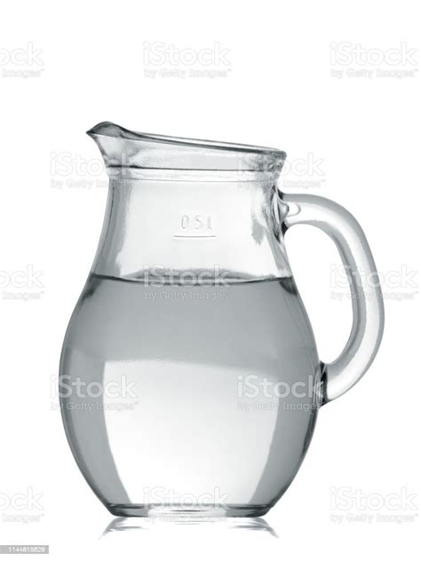 유리 용기는 흰색 배경에 고립 된 반사가 있는 물로 가득 차 있습니다 물에 대한 스톡 사진 및 기타 이미지 물 카라프