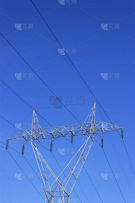 高压输电线路塔架。肖像的形象。