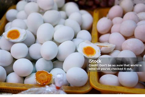노란색 플라스틱 바구니에 흰색 둥근 소금에 절인 오리 계란 노른자를 곁들인 반쪽 자른 달걀 상단에 는 알부민 오른쪽에 신선한 계란 0명에 대한 스톡 사진 및 기타 이미지