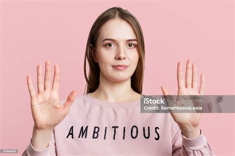 긴 어둠 솔직 머리 예쁜 젊은 여자 정지 신호 거부 뭔가 하 고 계속 앞에 손바닥 핑크 배경 위에 고립 된 보여 줍니다 금지 및 거절 개념입니다 Immdiately 중지