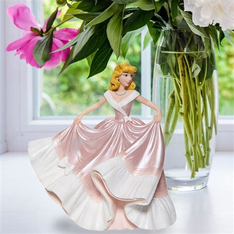 Disney Showcase Cinderella In Pink Dress Couture De Force Figurine